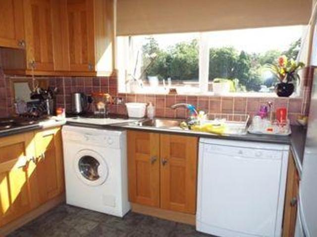 2 Bedrooms Flat for rent in Roundhedge Way, Enfield EN2