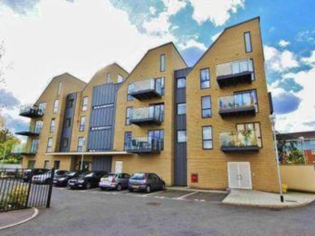 2 Bedrooms Flat for rent in Rowlock House, Trout Road, West Drayton UB7