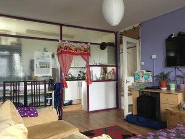 2 Bedrooms Flat for rent in Rowley Gardens, London N4
