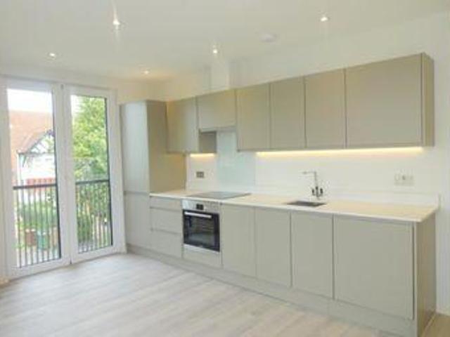 2 Bedrooms Flat for rent in Roxborough House, Roxborough Avenue, Harrow, Middlesex HA1