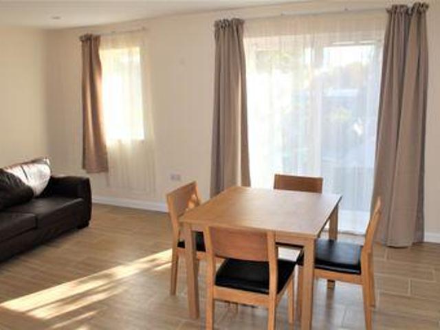 2 Bedrooms Flat for rent in Roycroft Close, London E18