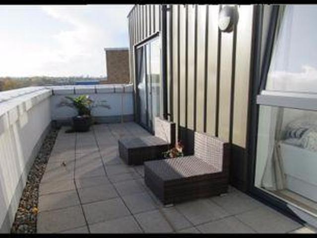 2 Bedrooms Flat for rent in Royal Court, Croydon CR0