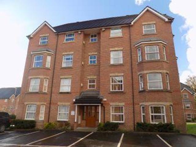 2 Bedrooms Flat for rent in Royal Court Drive, Bolton BL1