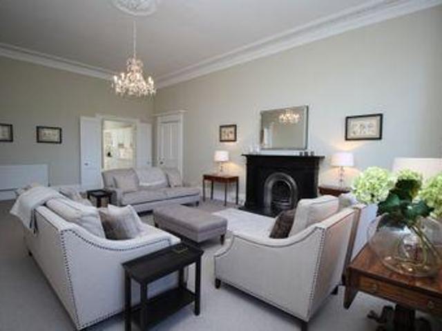 2 Bedrooms Flat for rent in Royal Circus, New Town, Edinburgh EH3