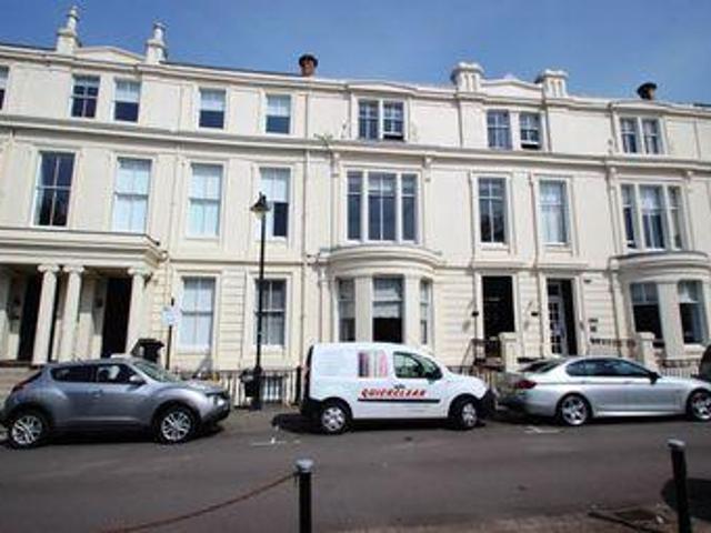 2 Bedrooms Flat for rent in Royal Crescent, Glasgow G3
