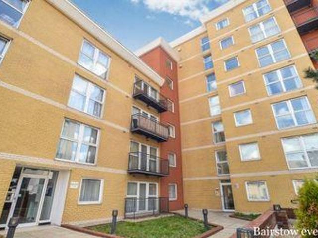 2 Bedrooms Flat for rent in Royal Crescent, Ilford IG2