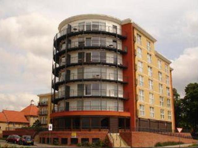 2 Bedrooms Flat for rent in Royal Crescent, Ilford IG2