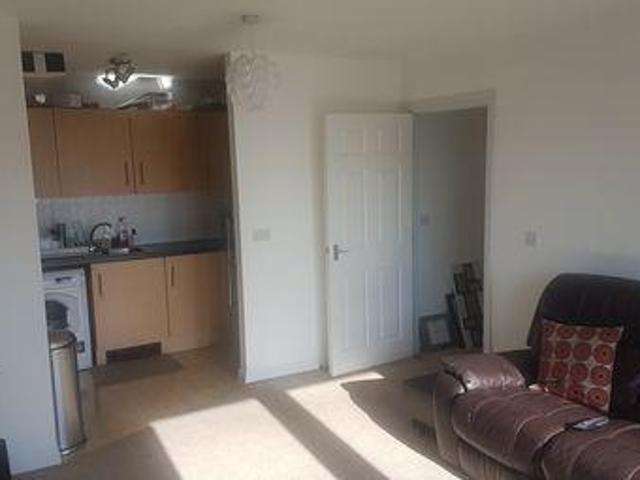 2 Bedrooms Flat for rent in Royal Crescent, Ilford IG2