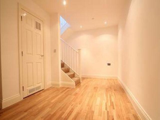 2 Bedrooms Flat for rent in Royal Drive, London N11