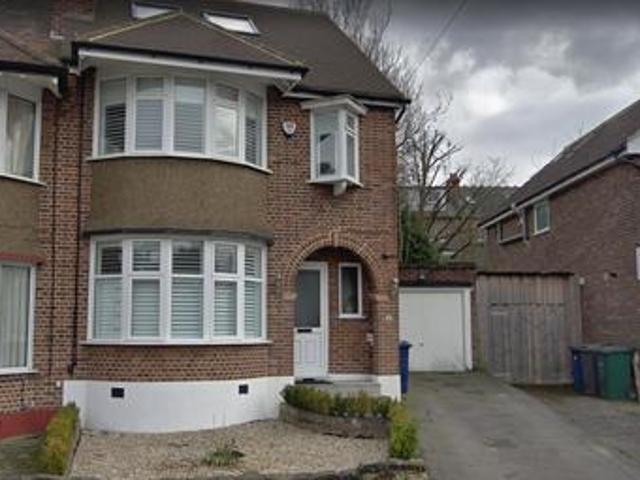 2 Bedrooms Flat for rent in Royal Drive, London N11