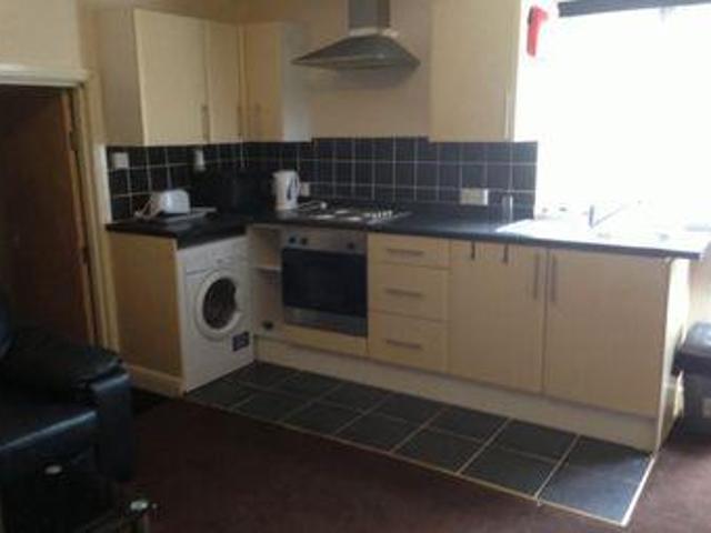 2 Bedrooms Flat for rent in Royal Park Terrace, Hyde Park, Leeds LS6