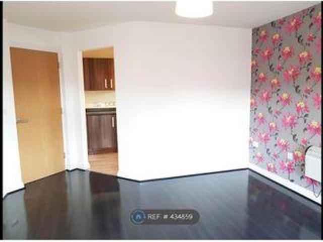 2 Bedrooms Flat for rent in Roberts Street, Eccles, Manchester M30