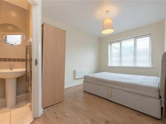 2 Bedrooms Flat for rent in Robson Avenue, London NW10