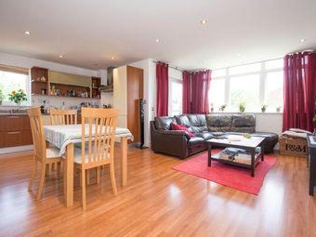 2 Bedrooms Flat for rent in Rochelle Close, Battersea SW11