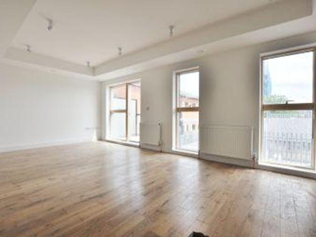 2 Bedrooms Flat for rent in Roman Road, London E3