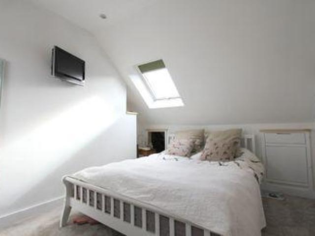 2 Bedrooms Flat for rent in Rookery Close, London NW9