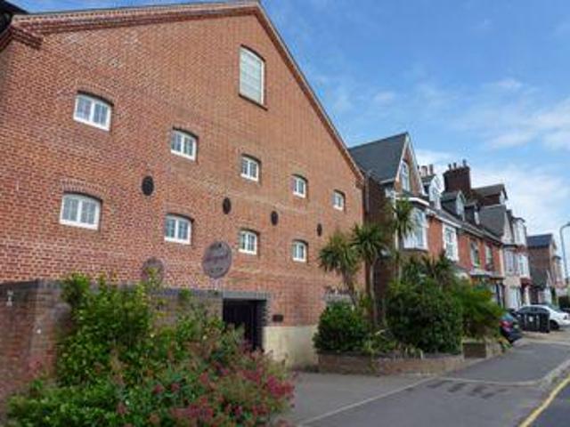 2 Bedrooms Flat for rent in Roper Road, Canterbury CT2