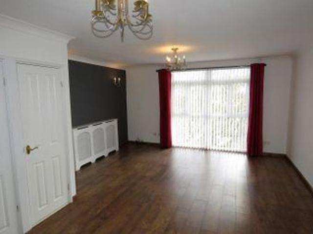2 Bedrooms Flat for rent in Roscoe Drive, Sheffield S6