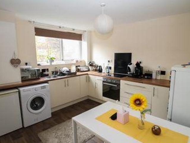 2 Bedrooms Flat for rent in Rossefield Terrace, Bramley, Leeds LS13