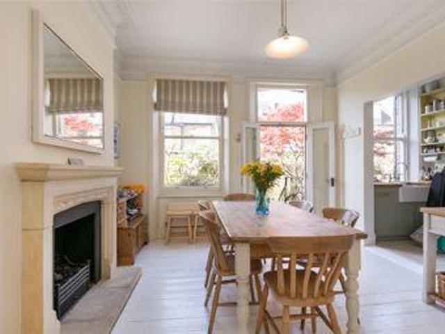 2 Bedrooms Flat for rent in Rostrevor Road, Parsons Green SW6