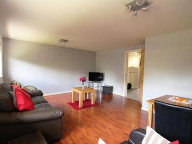 2 Bedrooms Flat for rent in Ratho Drive, Glasgow G21