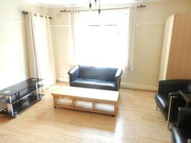 2 Bedrooms Flat for rent in Ravenet Street, London SW11