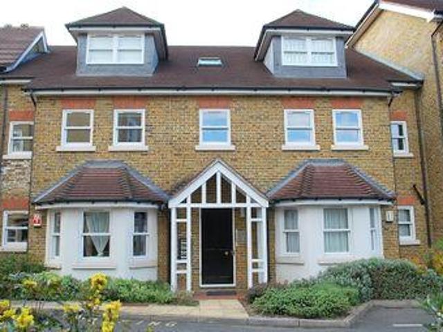 2 Bedrooms Flat for rent in Ravens Close, Surbiton KT6
