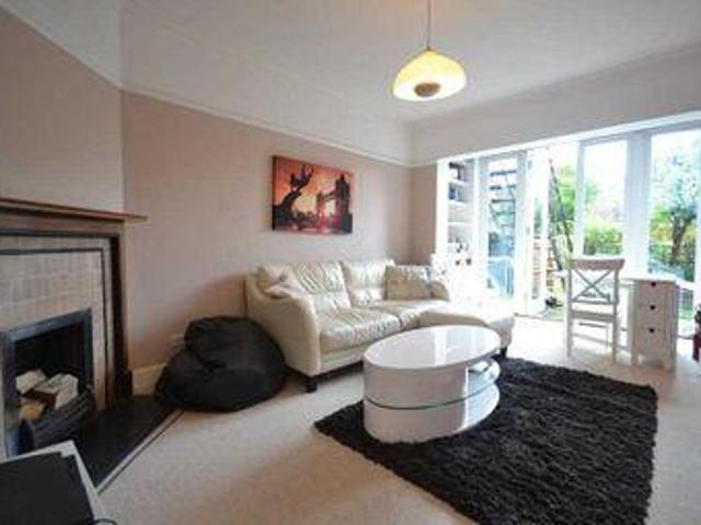 2 Bedrooms Flat for rent in Ravenscroft Road, London W4