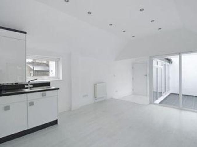 2 Bedrooms Flat for rent in Ravenshurst Avenue, Hendon NW4