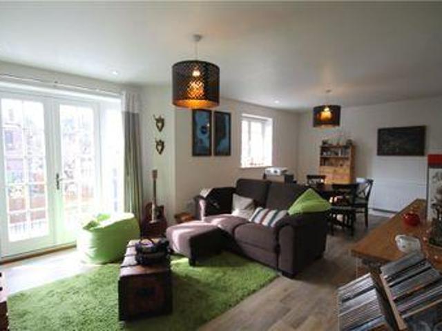 2 Bedrooms Flat for rent in Radcliffe Road, Croydon CR0