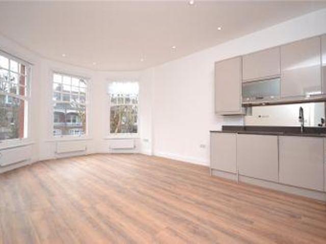 2 Bedrooms Flat for rent in Raglan House, Queens Avenue, London N10