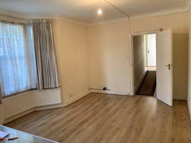 2 Bedrooms Flat for rent in Raleigh Road, London N8