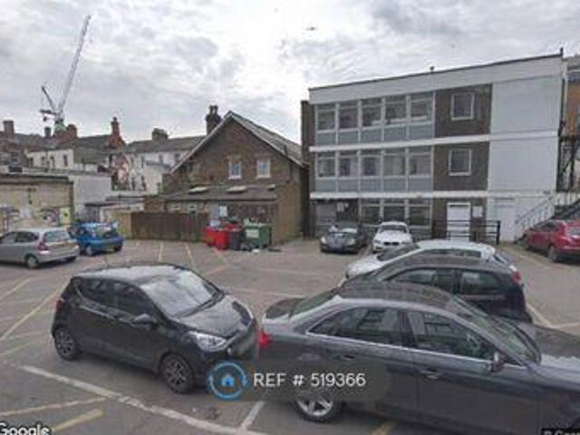 2 Bedrooms Flat for rent in Redhill, Redhill RH1