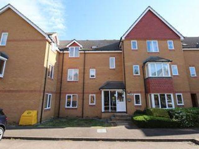 2 Bedrooms Flat for rent in Redoubt Close, Hitchin SG4