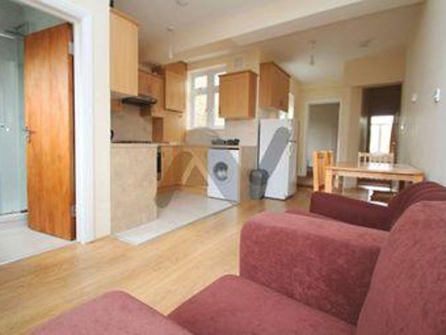 2 Bedrooms Flat for rent in Regents Park Road, Finchley Central N3