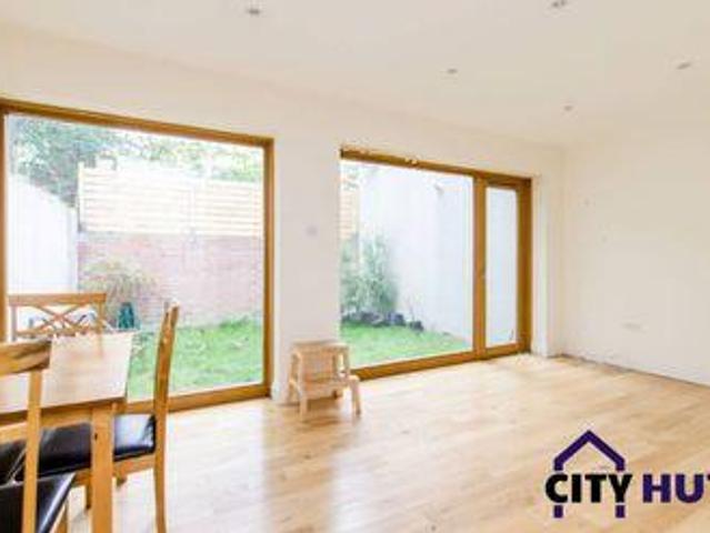 2 Bedrooms Flat for rent in Reservoir Road, London N14