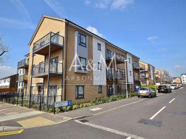 2 Bedrooms Flat for rent in Reservoir Way, Ilford IG6