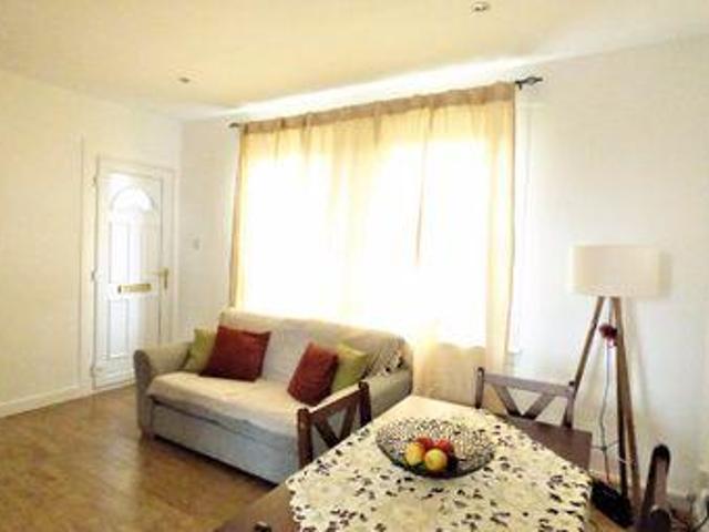 2 Bedrooms Flat for rent in Restalrig Circus, Restalrig, Edinburgh EH7
