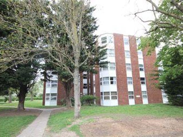 2 Bedrooms Flat for rent in Riverside Close, Hanwell, London W7