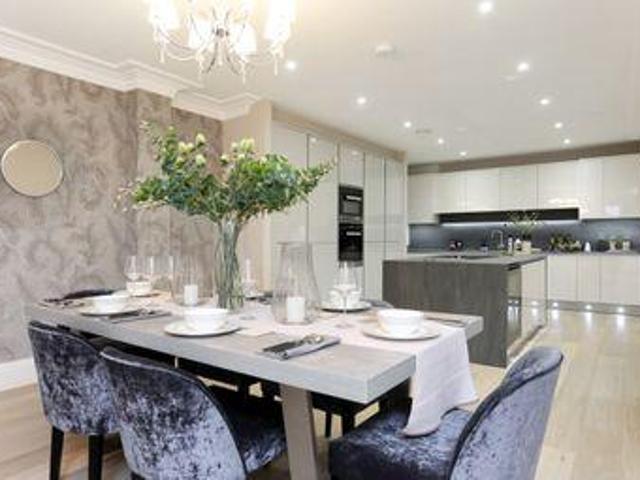 2 Bedrooms Flat for rent in Riverside Walk, Windsor SL4