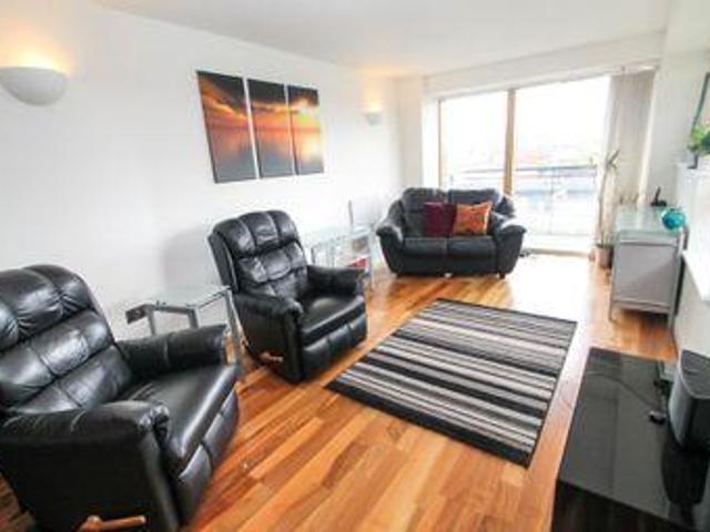 2 Bedrooms Flat for rent in Riverside Way, Leeds LS1