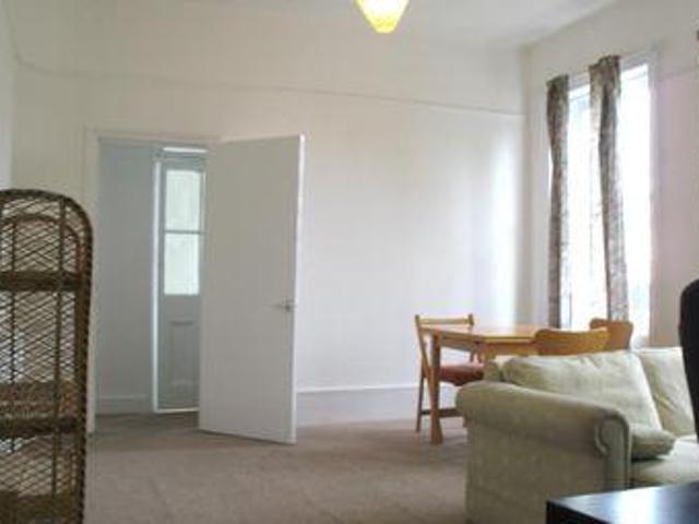 2 Bedrooms Flat for rent in Ribblesdale Road, Hornsey, London N8