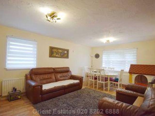 2 Bedrooms Flat for rent in Rickard Close, London NW4