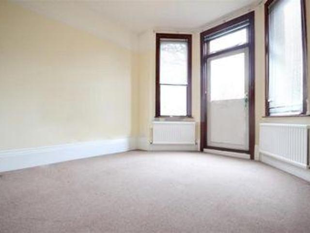 2 Bedrooms Flat for rent in Riffel Road, London NW2