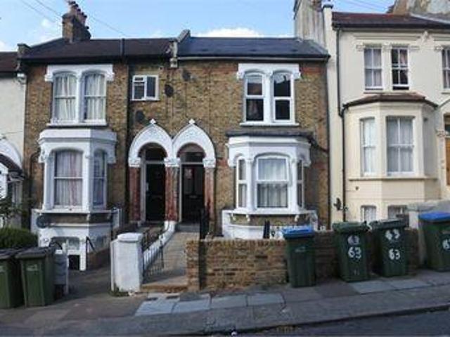 2 Bedrooms Flat for rent in Ripon Road, Woolwich, London SE18