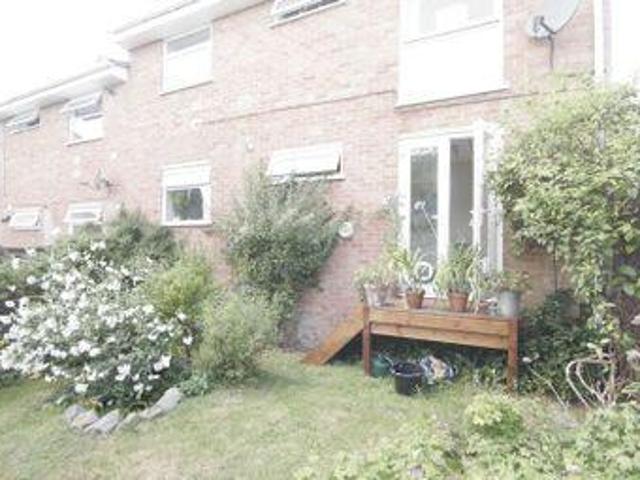 2 Bedrooms Flat for rent in Rushden Way, Farnham GU9