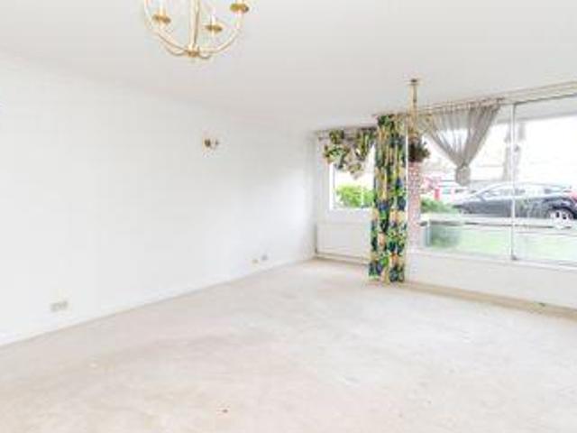 2 Bedrooms Flat for rent in Rydal Court, 17 Stonegrove, Edgware HA8