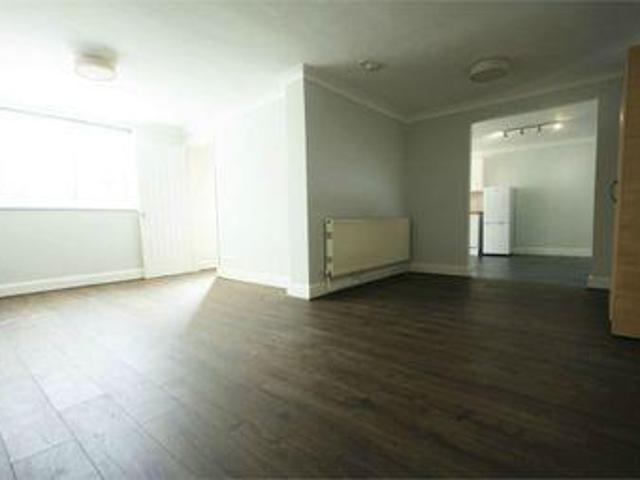 2 Bedrooms Flat for rent in wood Road, London E17