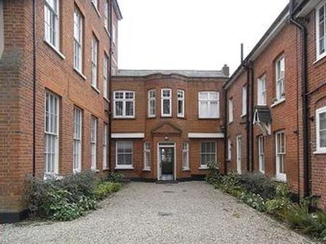 2 Bedrooms Flat for rent in Wood Street, Barnet EN5