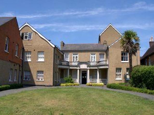 2 Bedrooms Flat for rent in Wood Street, Barnet EN5